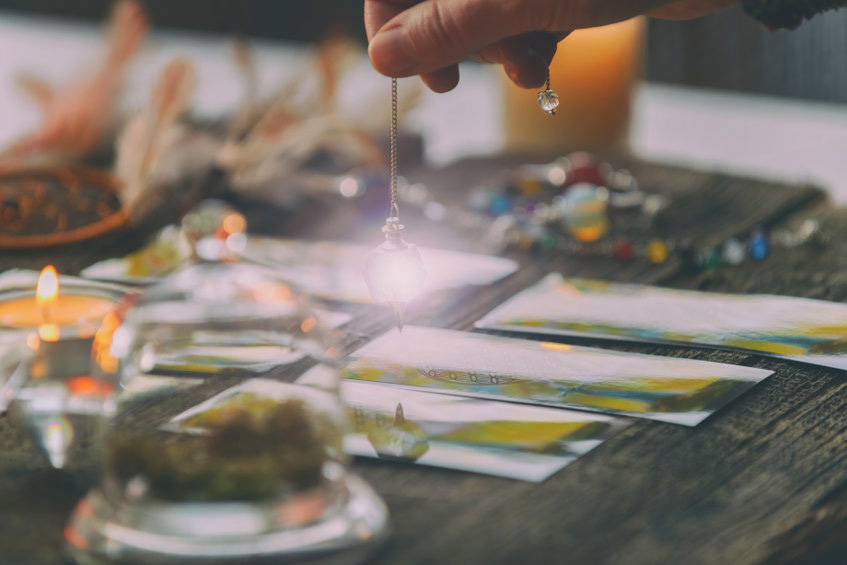 Combining Cartomancy With Pendulum Dowsing